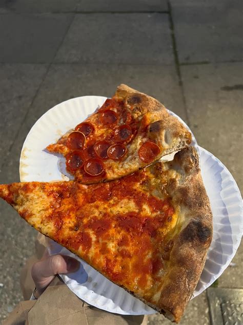 오늘 단골 피자집에서 페퍼로니 슬라이스 하나를 샀더니 클래식도 한 조각 얹어줬다 가끔 동네 친구들이랑 맥주 한잔 하고 출출할 때면 이 집 피자 한 조각 사서 입가에