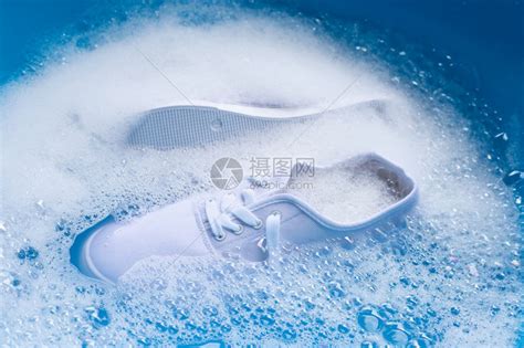 洗前要穿湿鞋脏运动高清图片下载 正版图片303681611 摄图网
