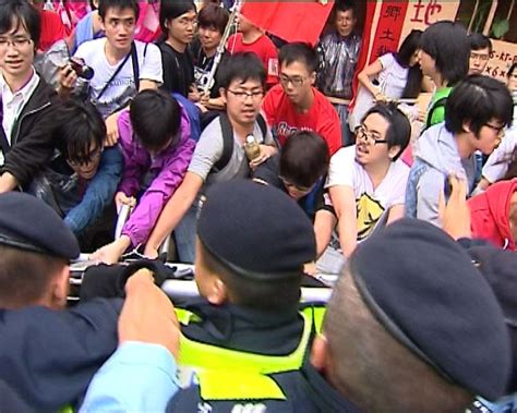 反高鐵示威者衝出夏慤道 Now 新聞