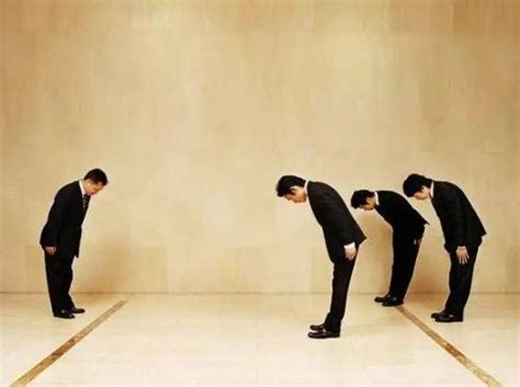 为什么日本人见面时要鞠躬，它的由来和历史是否有关系百度知道