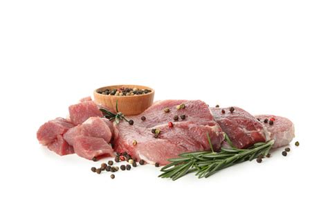흰 배경에 고립 된 허브와 향신료를 곁들인 생 스테이크 고기 고기에 대한 스톡 사진 및 기타 이미지 고기 돼지고기 로즈마리 Istock