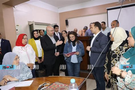 محافظ بنى سويف ووزيرة الهجرة يتفقدان أنشطة وقاعات المركز المصرى