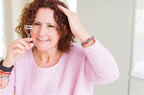 속눈썹 경기자를 사용 하 여 수석 여자와 마스카라는 머리에 손으로 강조 수치심과 깜짝 얼굴이 충격 화가 좌절 두려움과 실수에 대 한 화가 가정 생활에 대한 스톡 사진 및