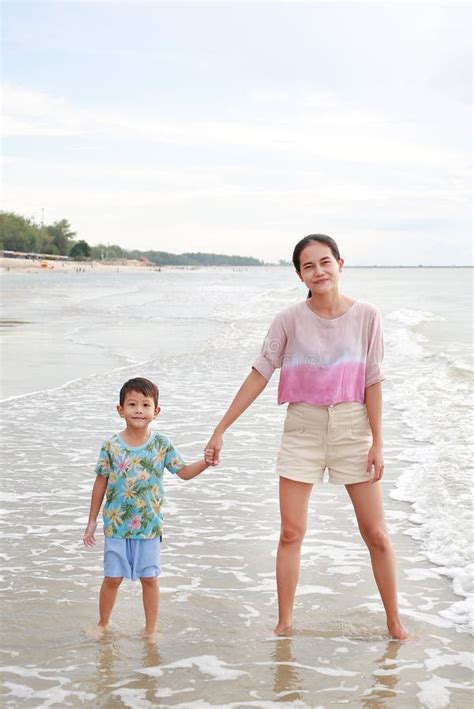 Madre Asi Tica Y Ni O Peque O Parados En La Playa De Arena Tropical Feliz Familia Madre E Hijo