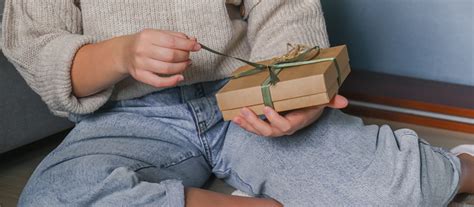 크리스마스 선물 제로 폐기물 크래프트 종이 나무 테이블에 에코 친화적 인 손 만든 상자 포장 선물 에코 크리스마스 휴일 개념 크리스마스 선물 포장 에코 장식 배너 12월에