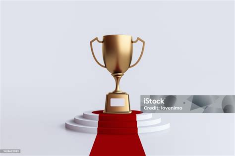 트로피 컵과 흰색 배경에 고립 된 레드 카펫이있는 둥근 연단 3차원 형태에 대한 스톡 사진 및 기타 이미지 3차원 형태 명예 스포츠 Istock