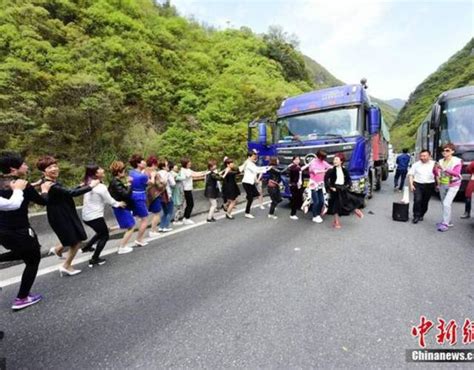 西安高速公路堵车 乘客们下车尬起舞