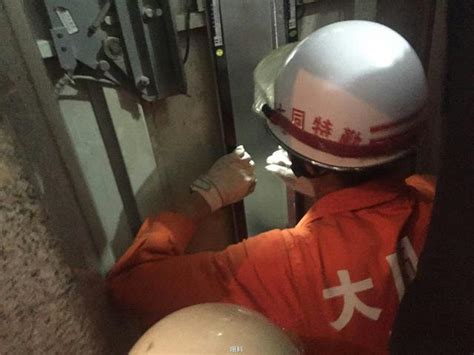 大同電梯困住小學生 消防30秒營救成功 每日頭條