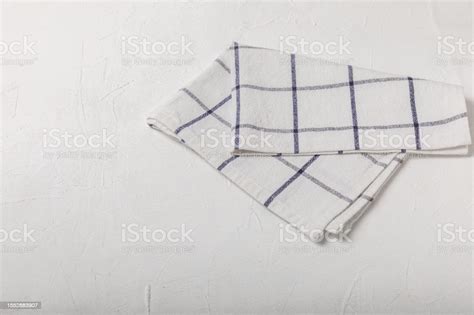 질감이 있는 테이블에 접힌 새로운 무늬 키친 타월 주방 주방 수건 또는 섬유 냅킨 텍스트를 위한 공간을 복사합니다 텍스트를 위한