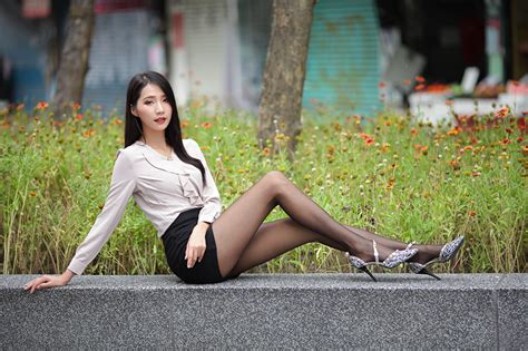 Fonds Decran Asiatique La Pose Sasseyant Jambe Collants Jupe