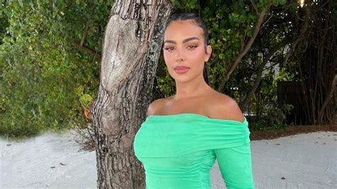 Georgina Rodríguez Mostra A Pequena Bella Esmeralda Com Adorável Look
