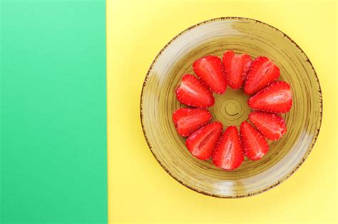 녹색 배경에 원 노란색 접시 아침 식사 채식 음식에 붉은 열매의 형태에 빨간 딸기의 반 딸기 복사 공간 디자이너 크리에이 티브에 대 한 빈 감정에 대한 스톡 사진 및 기타