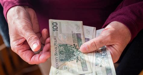 Tyle wynosi przeciętna emerytura w Polsce ZUS ujawnił dane Kobieta