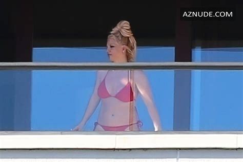 Britney Spears Sexy Snaps Pics On The Balcony While Vacation In Maui