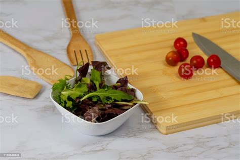 대리석 테이블에 샐러드 양상추 토마토와 나무 기구와 볼루 건강한 라이프 스타일 주의 건강한 식생활에 대한 스톡 사진 및 기타