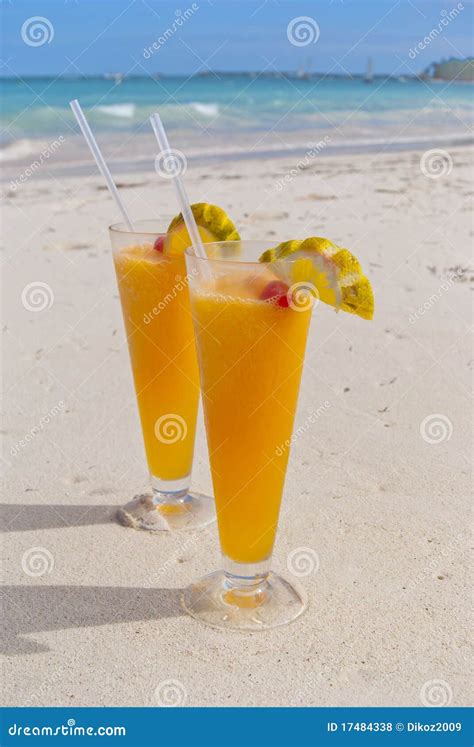 Cocktails Tropicaux Sur La Plage Photos Libres De Droits Image 17484338