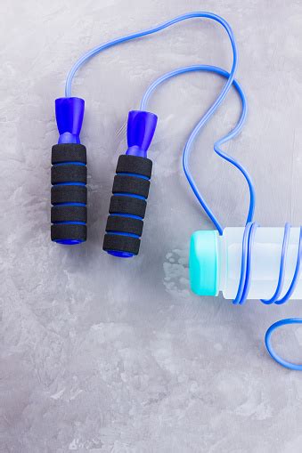 점프 로프와 물 병피트 컨셉 회색 배경에 스포츠 장비 건강한 라이프 스타일 개념 공간을 복사합니다 위쪽 보기 개념에 대한 스톡 사진 및 기타 이미지 Istock