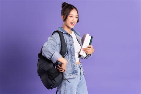 Retrato De Una Hermosa Colegiala Asiática Con Una Mochila En Un Fondo