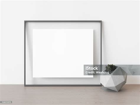 빈 회색 직사각형 수평 프레임은 벽에 밝은 나무 테이블 위에 서 있습니다 포스터 프레임의 모형은 다육 식물 3d 그림으로 홈