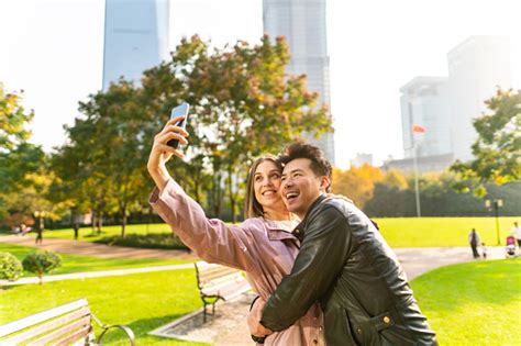 상하이 공공 공원에서 Selfie를 복용 하는 사랑 스러운 커플 공원에 대한 스톡 사진 및 기타 이미지 공원 도시 경관