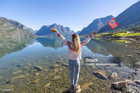 湖と山の風景を背景にノルウェーの国旗を持つ女性 ノルウェーのストックフォトや画像を多数ご用意 ノルウェー ノルウェー国旗