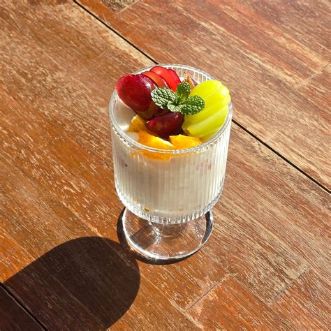 이한영茶문화원 백운차실 이한영선생은 백운옥판차 상표인의 뒷면에 한반도 문양의 매화를 그렸습니다 그리고 그 매화 옆에 봄을 기다린다 라는 시구를 넣어 식민지 시절