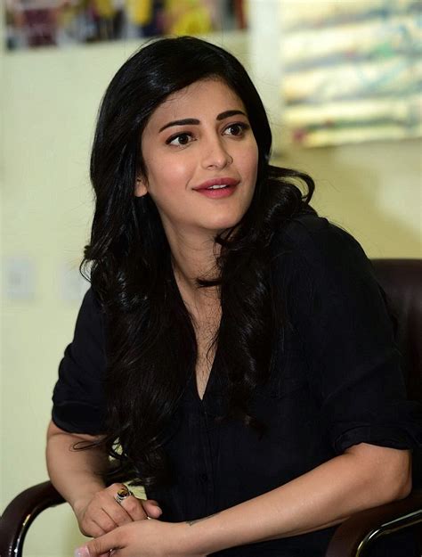 Shruti Haasan Looks Super Sexy In Black Dress In Her Latest Hot Photo
