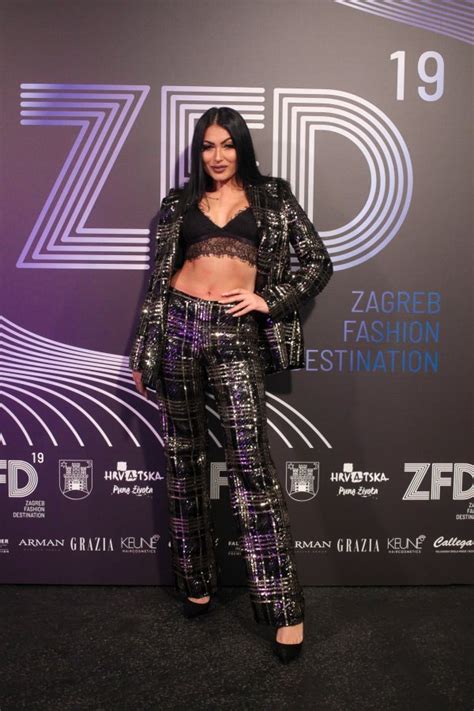 Hana Se Pojavila U Grudnjaku I To Izgleda Stvarno Jeftino A Andrea