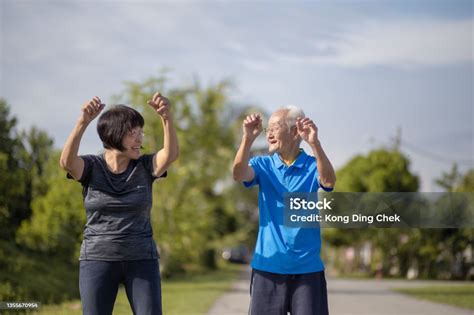 아시아 중국 활성 노인 과 아내 조깅 나란히 에 아침에 공공 공원 2명에 대한 스톡 사진 및 기타 이미지 2명 Mental