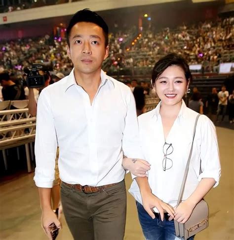 汪小菲被曝带3女回家温存！私密照曝光姿态暧昧，桌上放一堆酒瓶