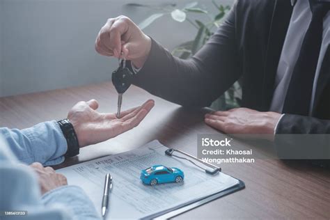 컨셉 렌터카 닫기 보기 에이전트의 손 은 계약 서 계약 양식에 서명 한 후 고객에게 자동차 키를 주는 2명에 대한 스톡 사진 및 기타 이미지 Istock