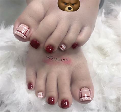 35 Simple And Easy Toe Nail Art Design Ideas You Can Try Out At Home