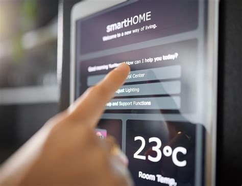 온도 조절기 난방 보안 네트워크 또는 주택 자동화 Ai 소프트웨어 시스템 Ui 제어 패널 또는 Iot 전자 장치가 있는 소녀를