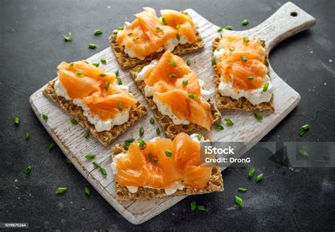 훈제 연어와 부드러운 다 화이트 보드에 향신료와 함께 수 제 Crispbread 토스트 0명에 대한 스톡 사진 및 기타 이미지