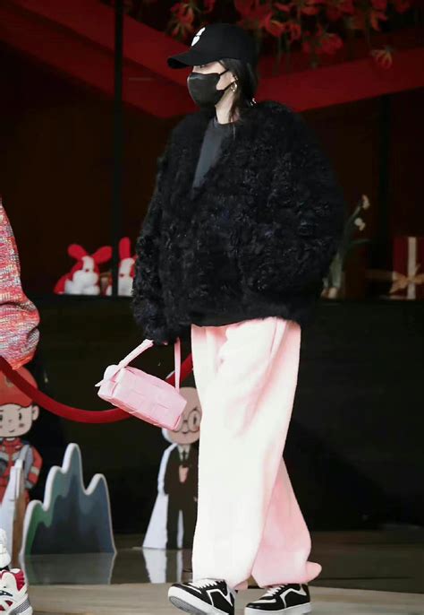杨幂春节出游私服，穿黑色毛绒外套配粉色休闲裤，时尚个性又俏皮 知乎