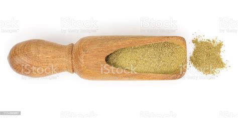 흰색 배경에 고립 된 나무 국자에 짓 눌린된 베이 잎 최고의 볼 수 있습니다 평면 배치 0명에 대한 스톡 사진 및 기타 이미지