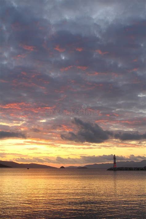 La Mer Au Coucher Du Soleil Phare Sur La Côte Ville Balnéaire De