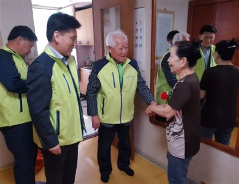 구리시 수택2동 어버이날 맞아 ‘사랑의 카네이션 달아드리기문화매일