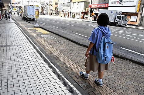 視覚障害者、点字ブロックの上で歩きスマホと衝突 長野県内でも被害増加｜信濃毎日新聞デジタル 信州・長野県のニュースサイト