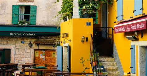 거리 건축 관광 기이 한 노란 건물들 다채로운 덧문 도시 탐사 도시 풍경 도시의 랜드 마크 러스틱 마을 생활 막대기 매력적인 명소 문화적