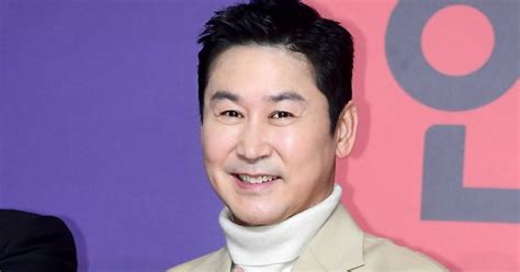 포토 신동엽 멋진 미소로 하트~ 2023 Sbs 연예대상