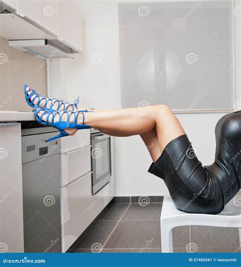 Mulher Perfeita Do Corpo No Vestido Apertado Curto Do Couro Do Ajuste E