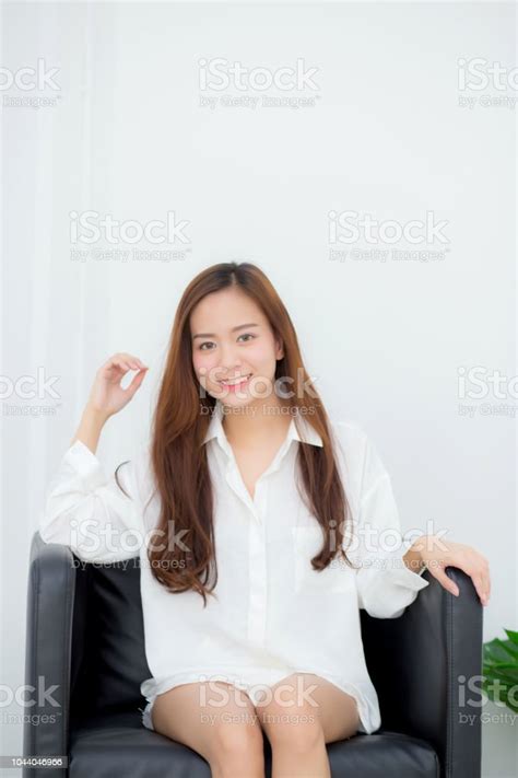 초상화의 아름 다운 젊은 아시아 여자 미소와 행복 가정에서 거실에의 자에 앉아 생활 하 고 휴식 개념 가정의 방에 대한 스톡 사진 및 기타 이미지 Istock