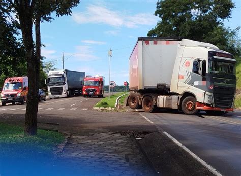 Acidente Entre Caminhão E Veículo De Passeio Na Sc 161 Di Regional