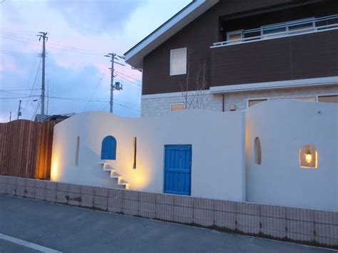 白壁に青い窓と扉が取り付けられた地中海風の塗り壁の家 Mediterranean Garden Other By 株式会社