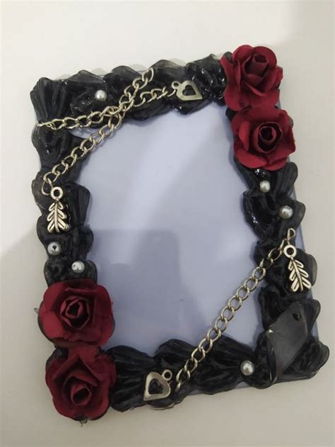 여름하면 파란색 바다 수박 등등의 이미지를 쉽게 연상하는데 복숭아로 표현한 것은 신선하다 시골집 마루에서 밀집모자쓰고