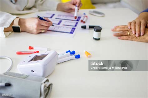 알아볼 수 없는 늙은 여자와 의사의 진료실에 있는 의사의 손 클로즈업 호르몬 상태 당뇨병 및 갑상선 호르몬에 대해 검사 상담 및 진단하는 노인 의사가 있는 고령 여성 환자