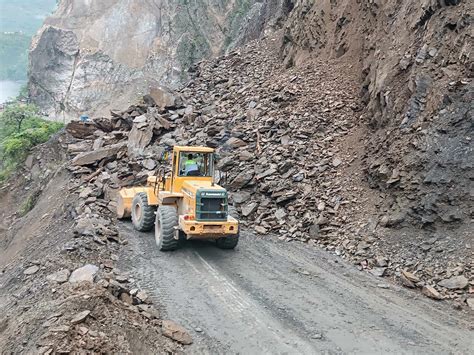 मुग्लिन नारायणगढ सडक खण्डको पहिरो पन्छाउन ४ घण्टा लाग्ने सेतोपाटी
