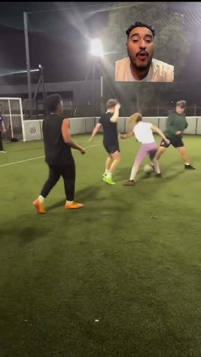 الي ماشاف كريستيانو و ميسي البنت يتفرجالكورةالنسائيةكريستيانو ميسي كورة Football النساء