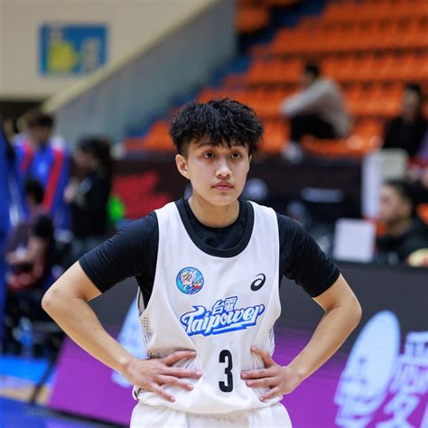 Double Pump 女子籃球誌 🏹南山當家射手葉侑璇🎯 高一就展現過人的手感和抗壓性，葉侑璇獲得肯定拿下新人后；去年她的外線手感再進化，曾在預賽連續兩場拿下39、38分。 今年葉侑璇升